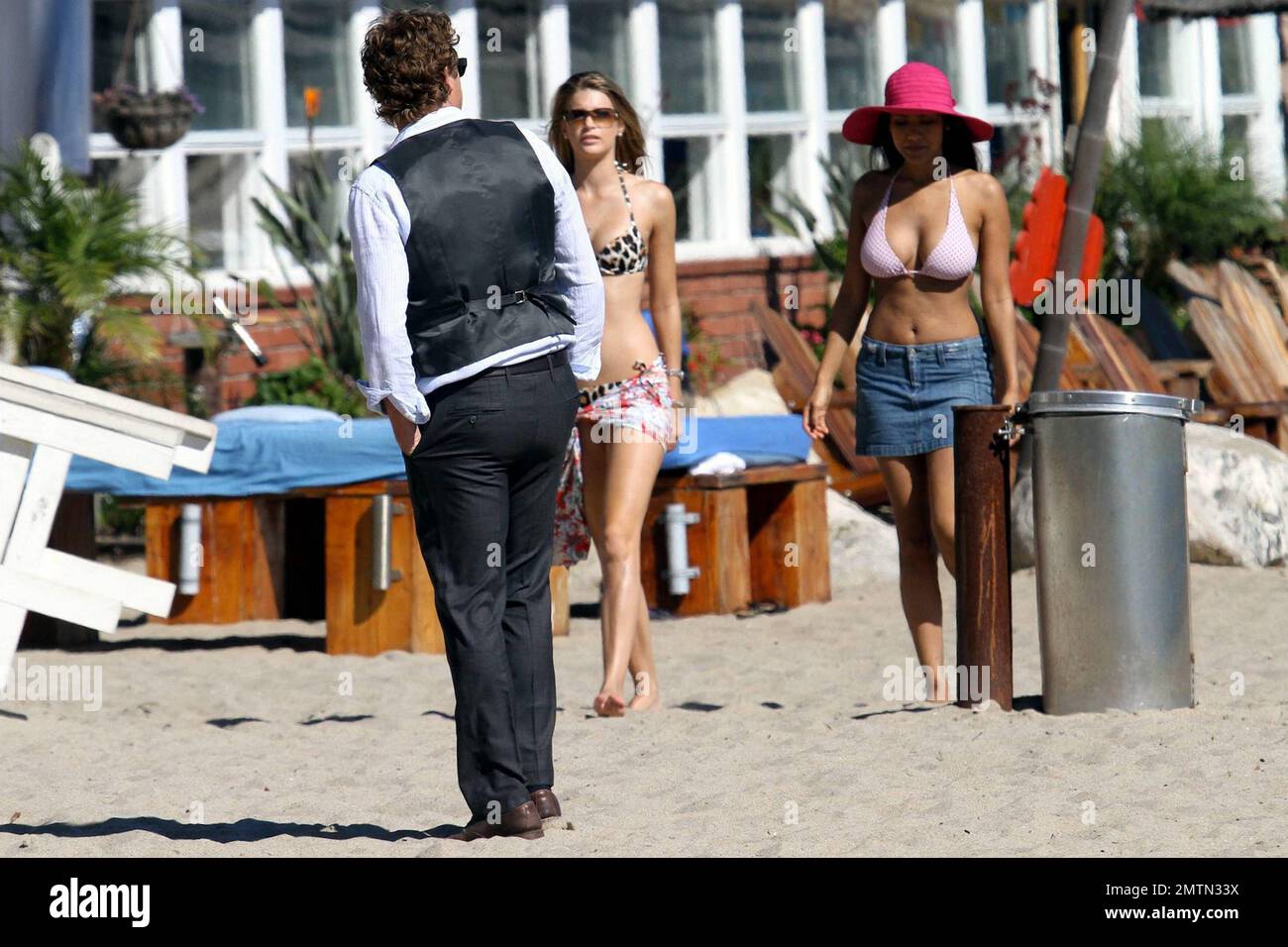 EXCLUSIF !! L'acteur Simon Baker tourne des scènes sur la plage pour son émission de télévision ...