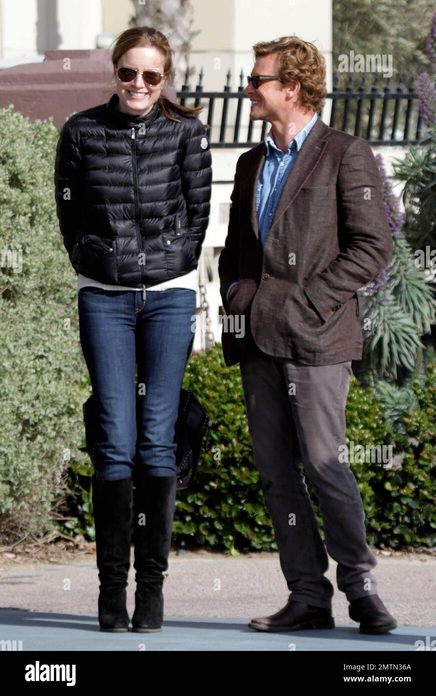 Exclusif Lacteur Simon Baker Est Vu Sur Scène Alors Quil Se Prépare à Filmer Une Scène Du