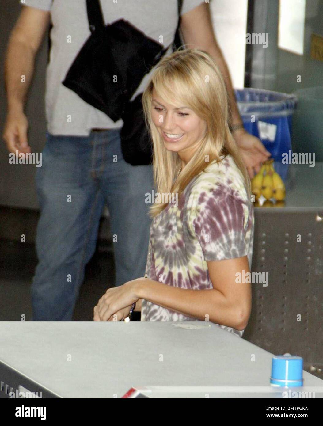 Stacy Keibler et son copain Geoff Stuts passent par un point de ...