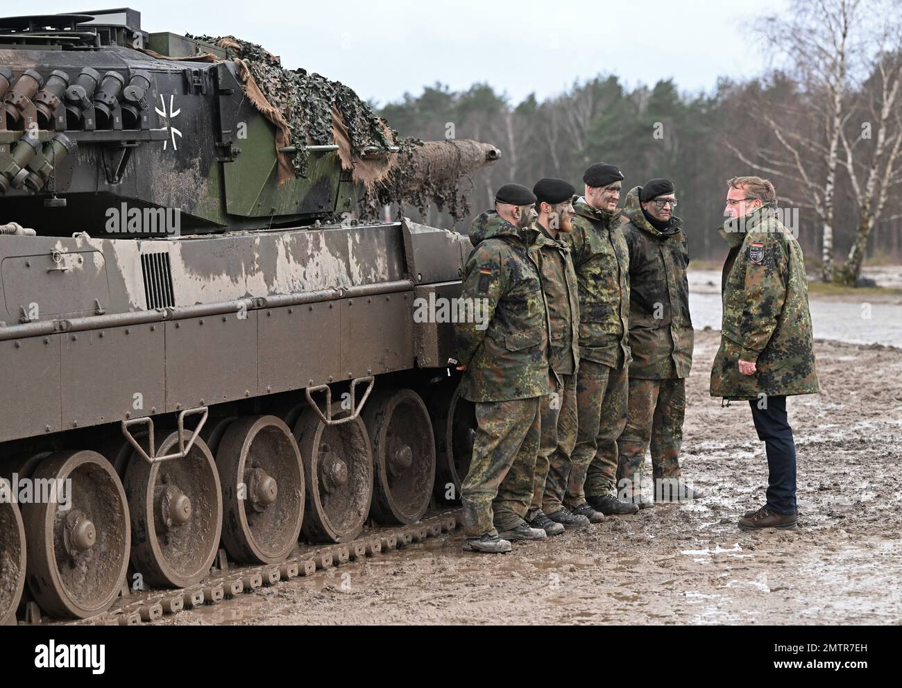 Augustdorf, Allemagne. 01st févr. 2023. Boris Pistorius (SPD, r), ministre de la Défense, visite ...