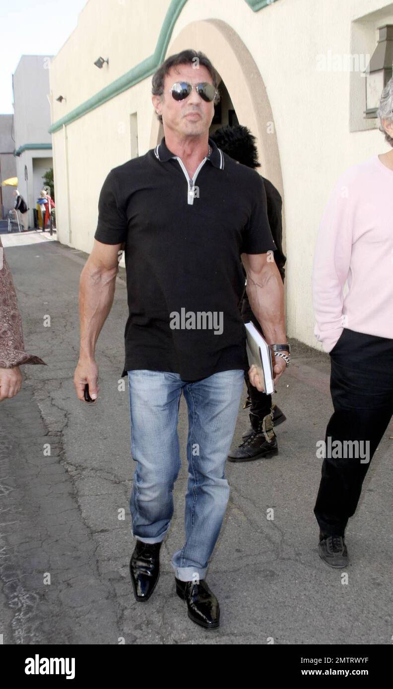 Sylvester Stallone quitte un café de Beverly Hills avec des amis après ...