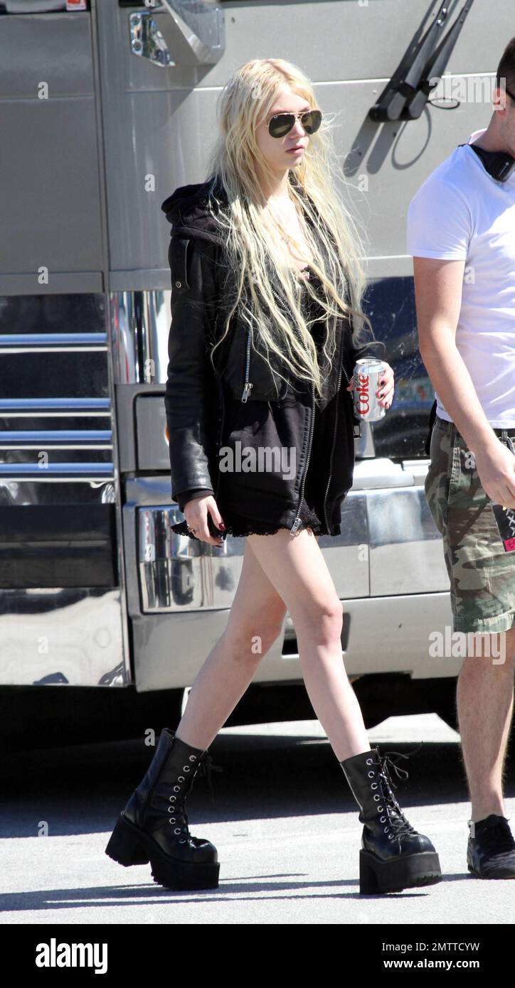 L'actrice devenue rock star, Taylor Momsen, arrive à la salle de la ...
