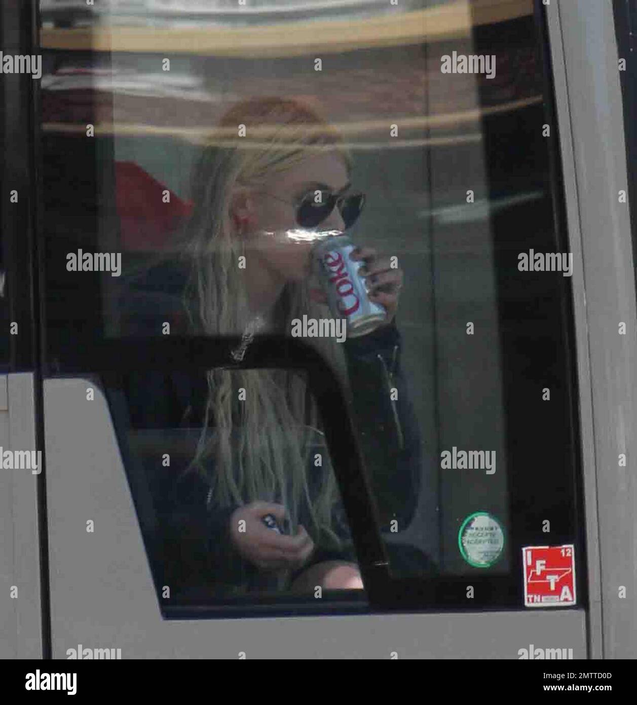 L'actrice devenue rock star, Taylor Momsen, arrive à la salle de la ...