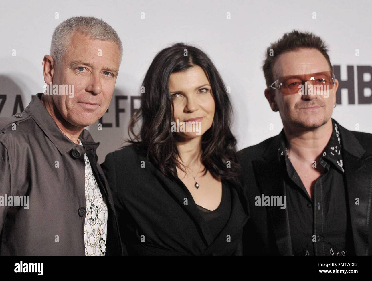 Adam Clayton, Ali Hewson et Bono arrivent à l'hôtel Ace pour la ...