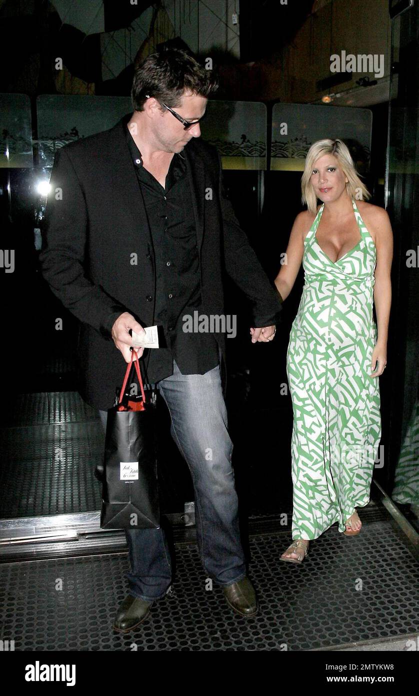 L'actrice enceinte Tori Spelling signe des autographes alors qu'elle ...