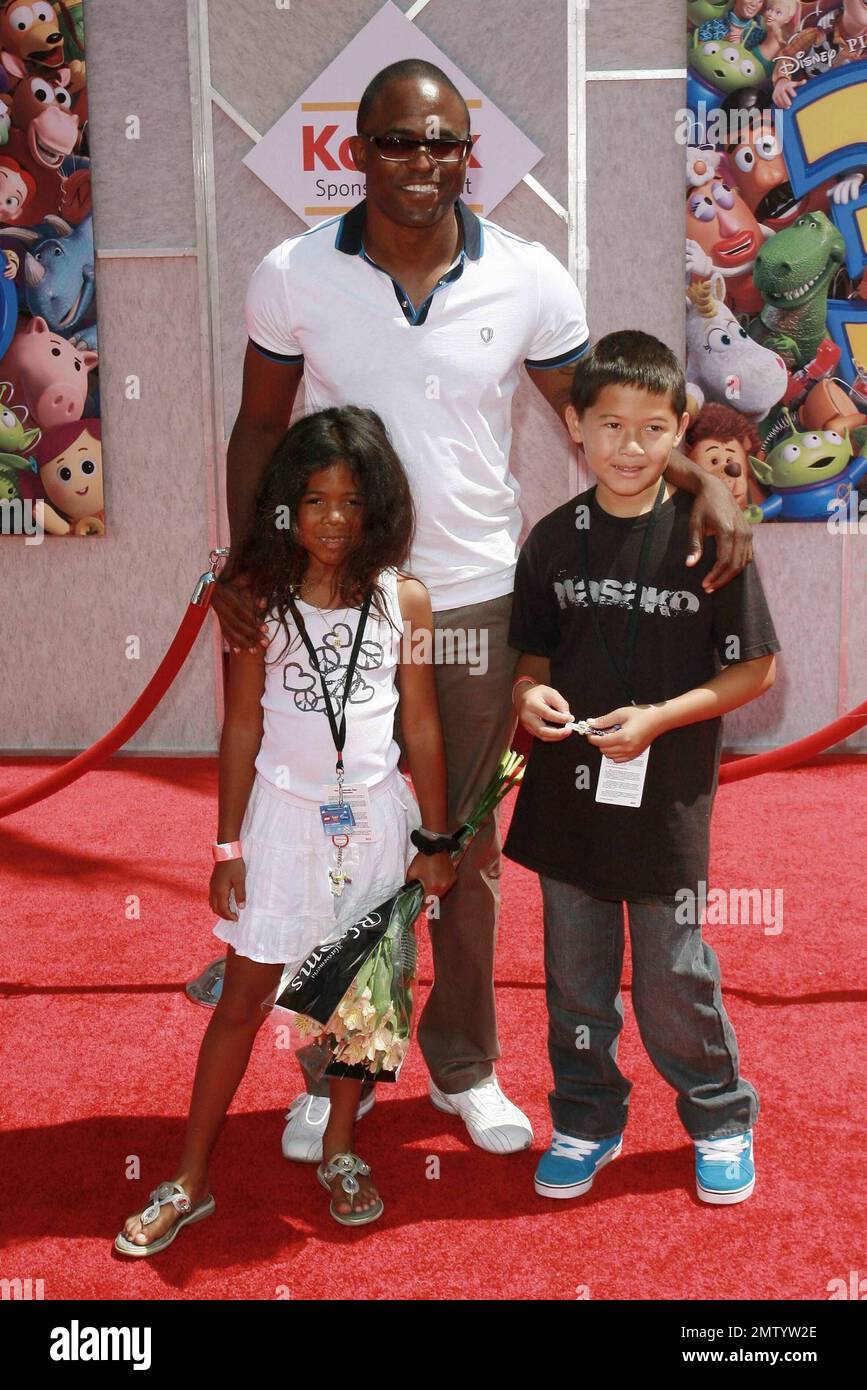 Wayne Brady, la fille Maile Masako et un invité marchent sur le tapis ...