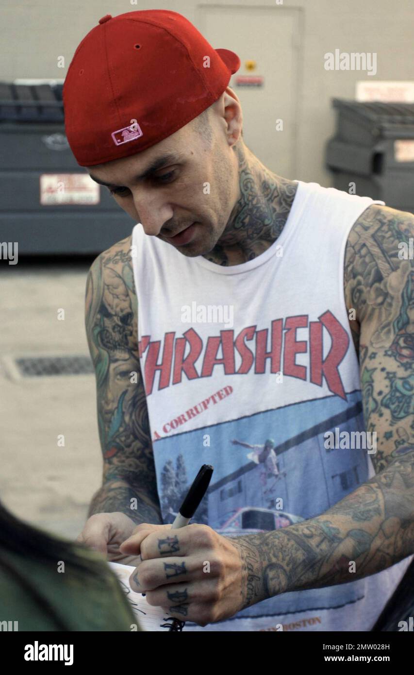 Travis Barker, batteur Blink-182, salue les fans et signe des ...