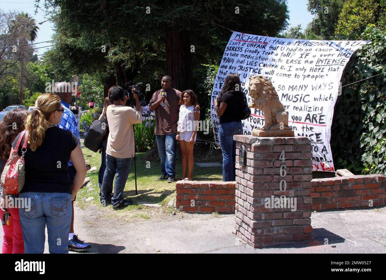 Les fans rendent hommage à Michael Jackson au complexe familial de ...