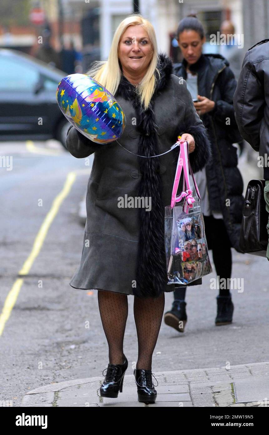 Vanessa Feltz quitte la BBC en portant un ballon qui lui a été remis à ...