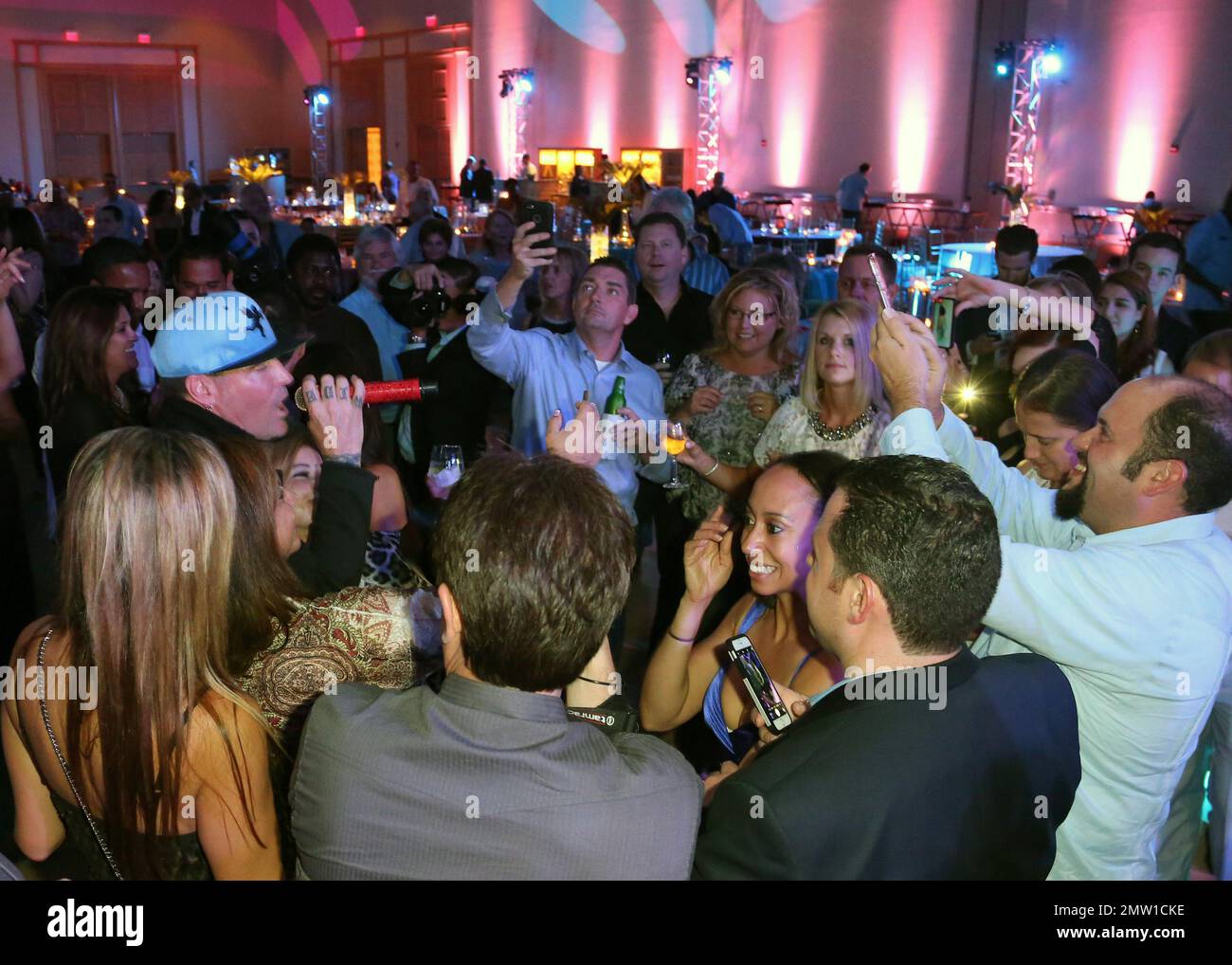 Robert Van Winkle, mieux connu sous le nom de Vanilla Ice, se produit ...