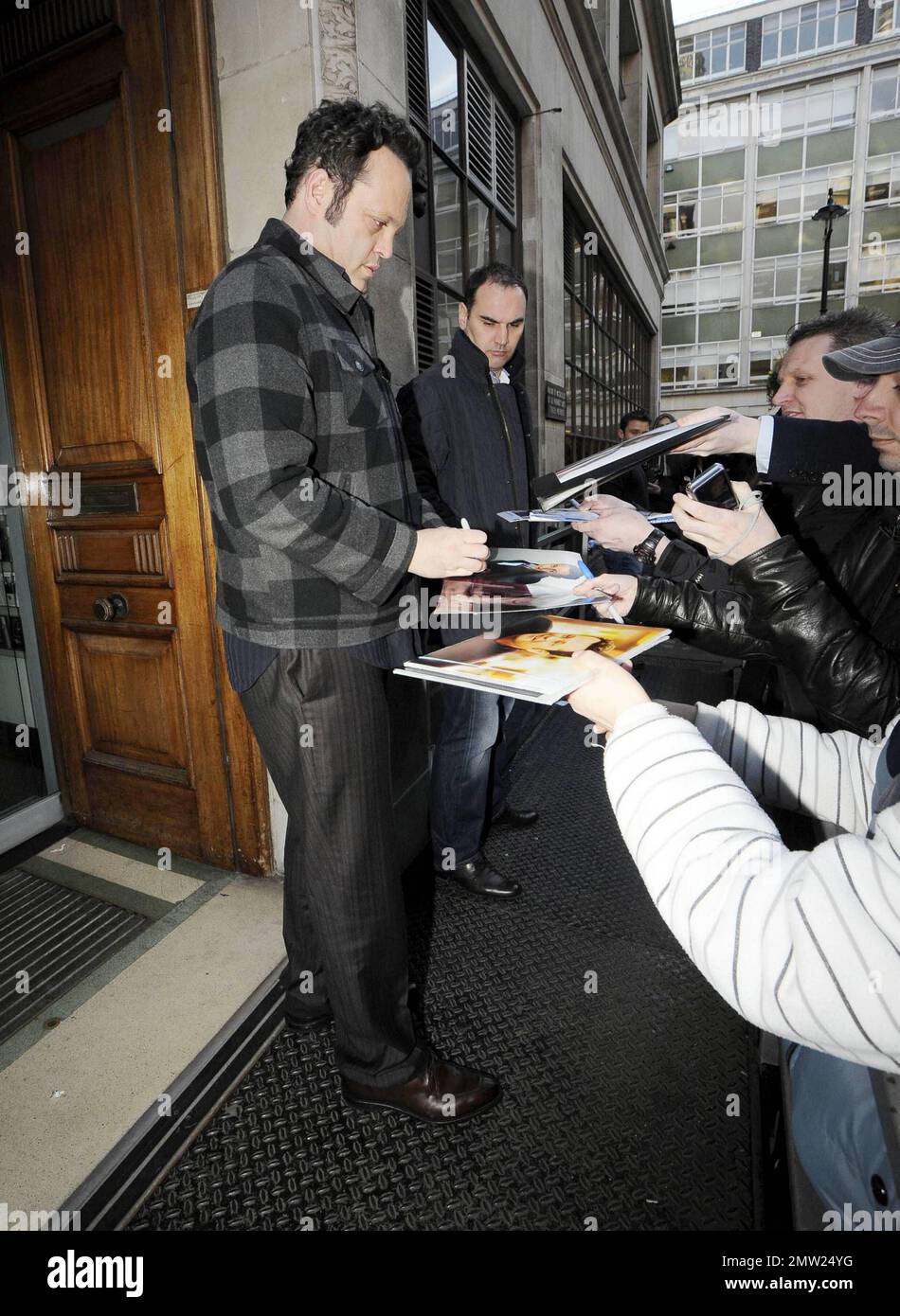 Le nouveau père Vince Vaughn signe des autographes pour les fans alors ...