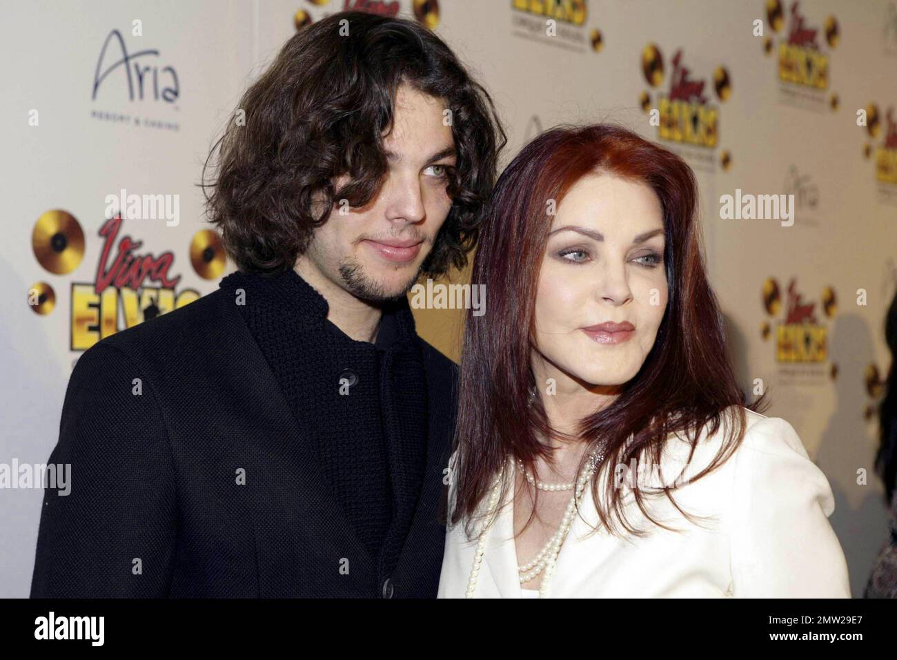 Priscilla Presley et Navarone Garibaldi lors de la première mondiale du ...