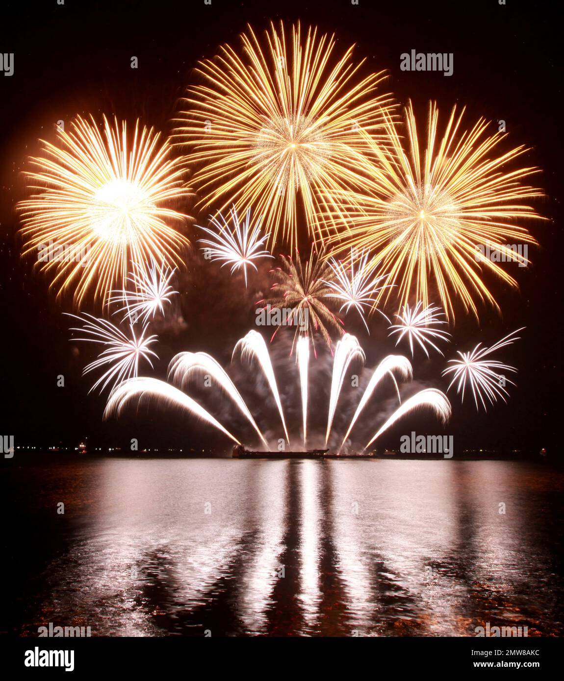 Fireworks from the Philippines' Platinum Fireworks company light up the ...