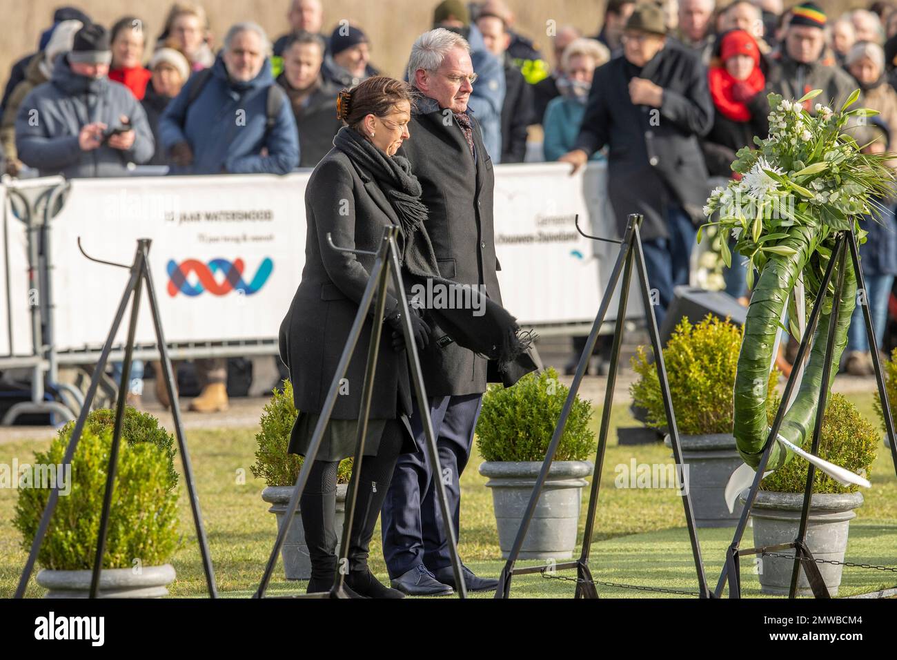 OUWERKERK, PAYS-BAS - FEBRUARI 1: Commissaire du roi Han Polman et ...