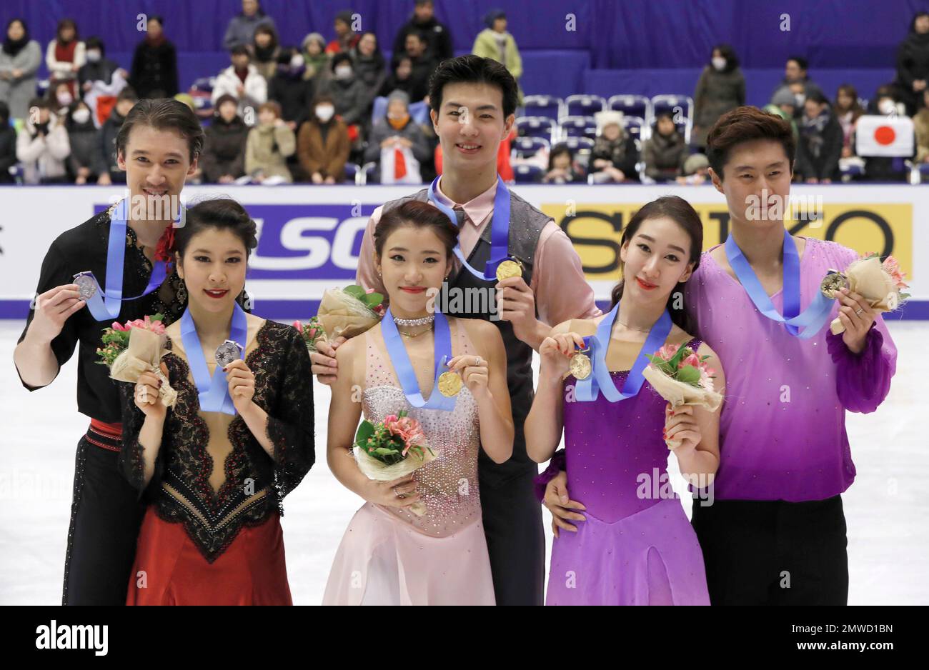 Gold medalists Wang Shiyue and Liu Xinyu of China is flanked by silver ...