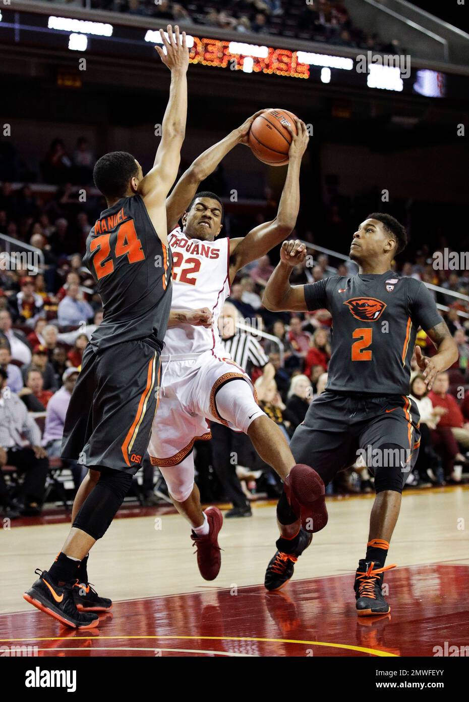 Southern California's De'Anthony Melton, center, drives between Oregon ...