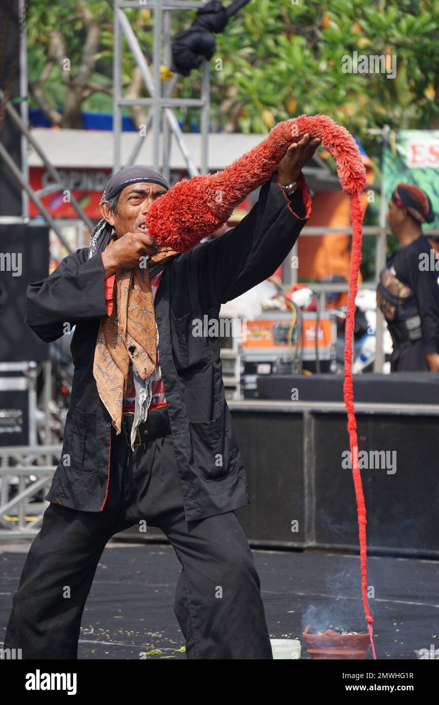 Indonésien faites des rituels avant de jouer la danse Jaranan (kuda ...