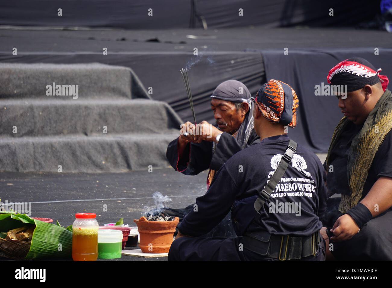 Indonésien faites des rituels avant de jouer la danse Jaranan (kuda ...