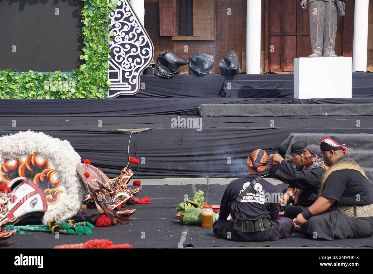Indonésien faites des rituels avant de jouer la danse Jaranan (kuda ...