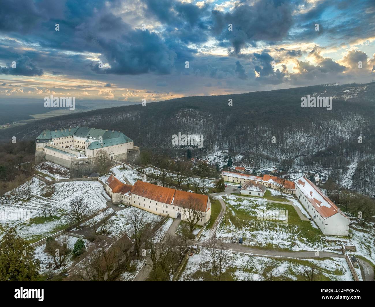 Vue aérienne du château de Cerveny Kamen (Vorosko, Pierre Rouge) ancien ...
