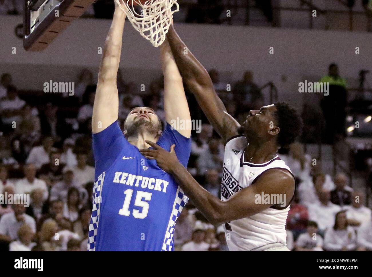Kentucky guard Dominique Hawkins (25) attempts to dunk as Mississippi ...