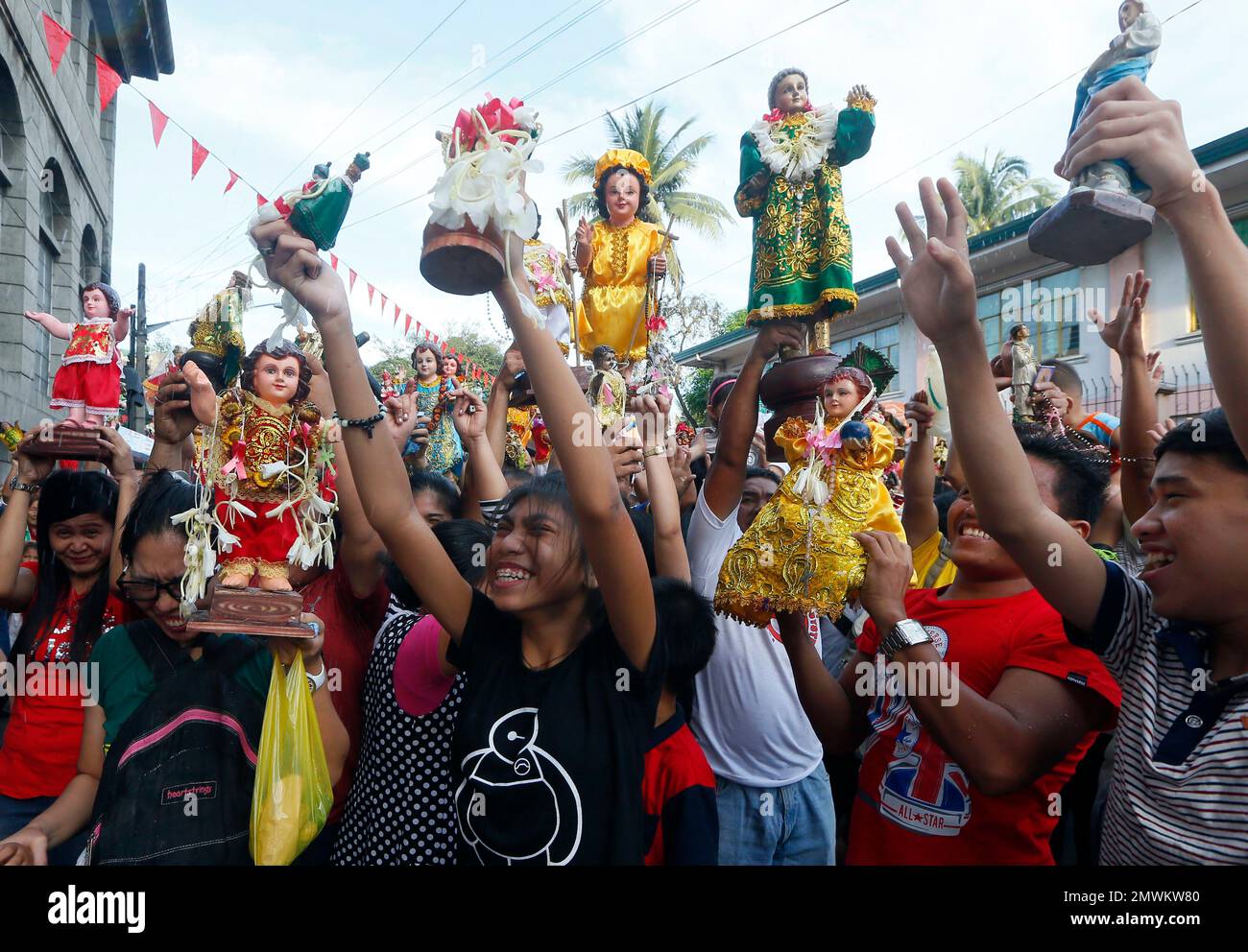 Roman Catholic devotees raise their images of the Child Jesus to be ...
