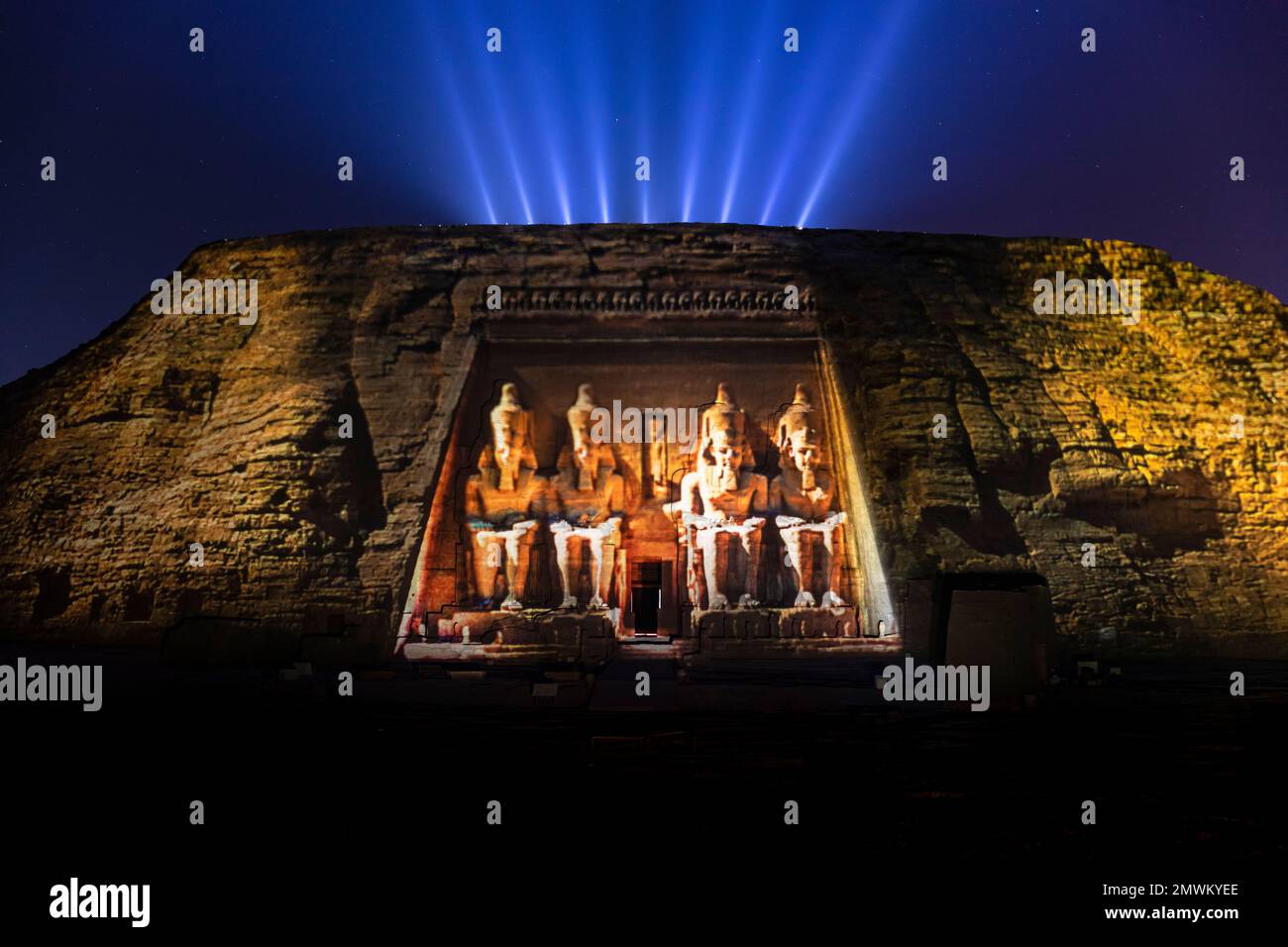 Spectacle son et lumière avec projections sur la façade du temple du ...