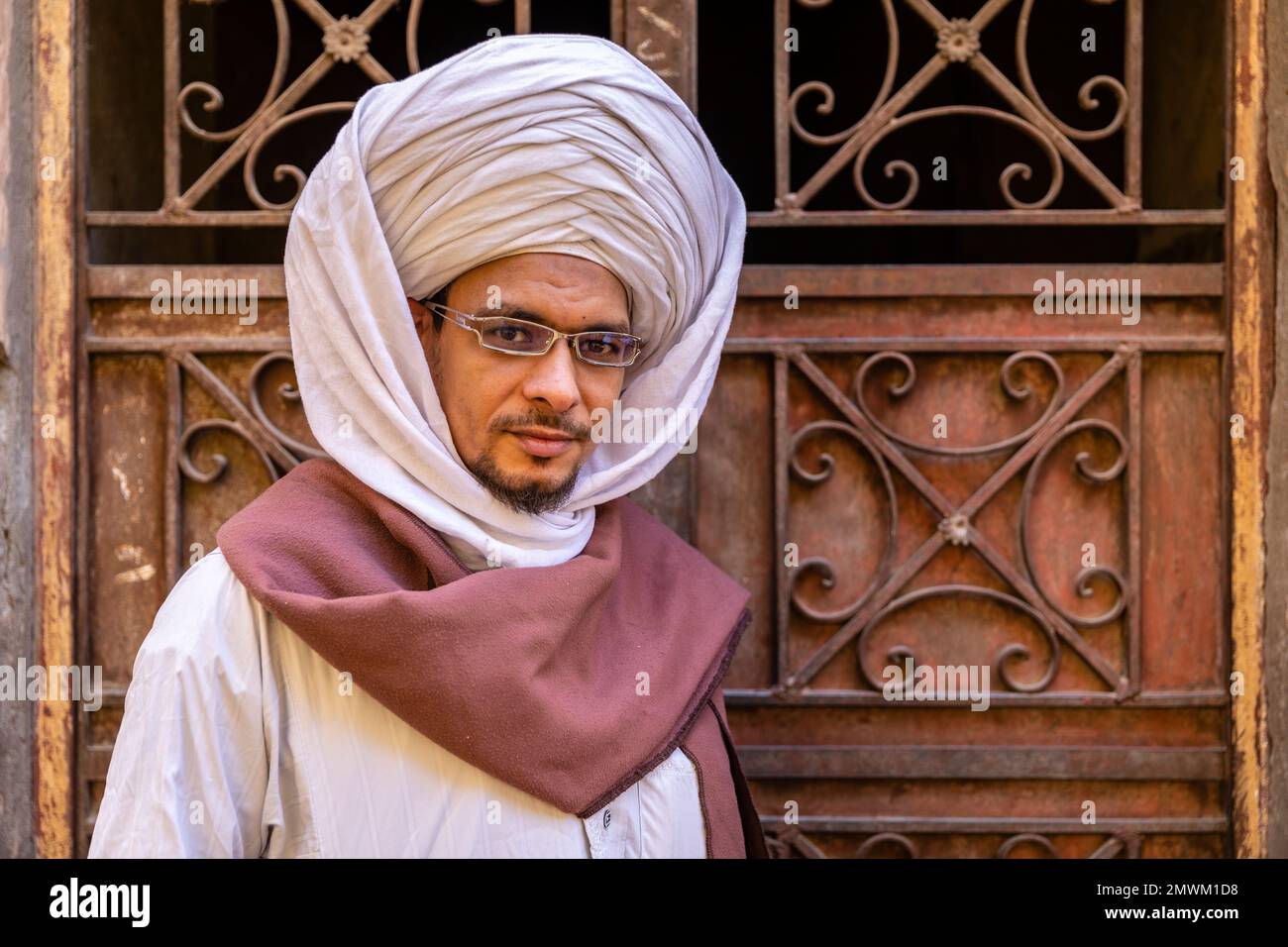 Egyptien dans le grand keffiyeh dans les rues de Louxor, Egypte Photo ...