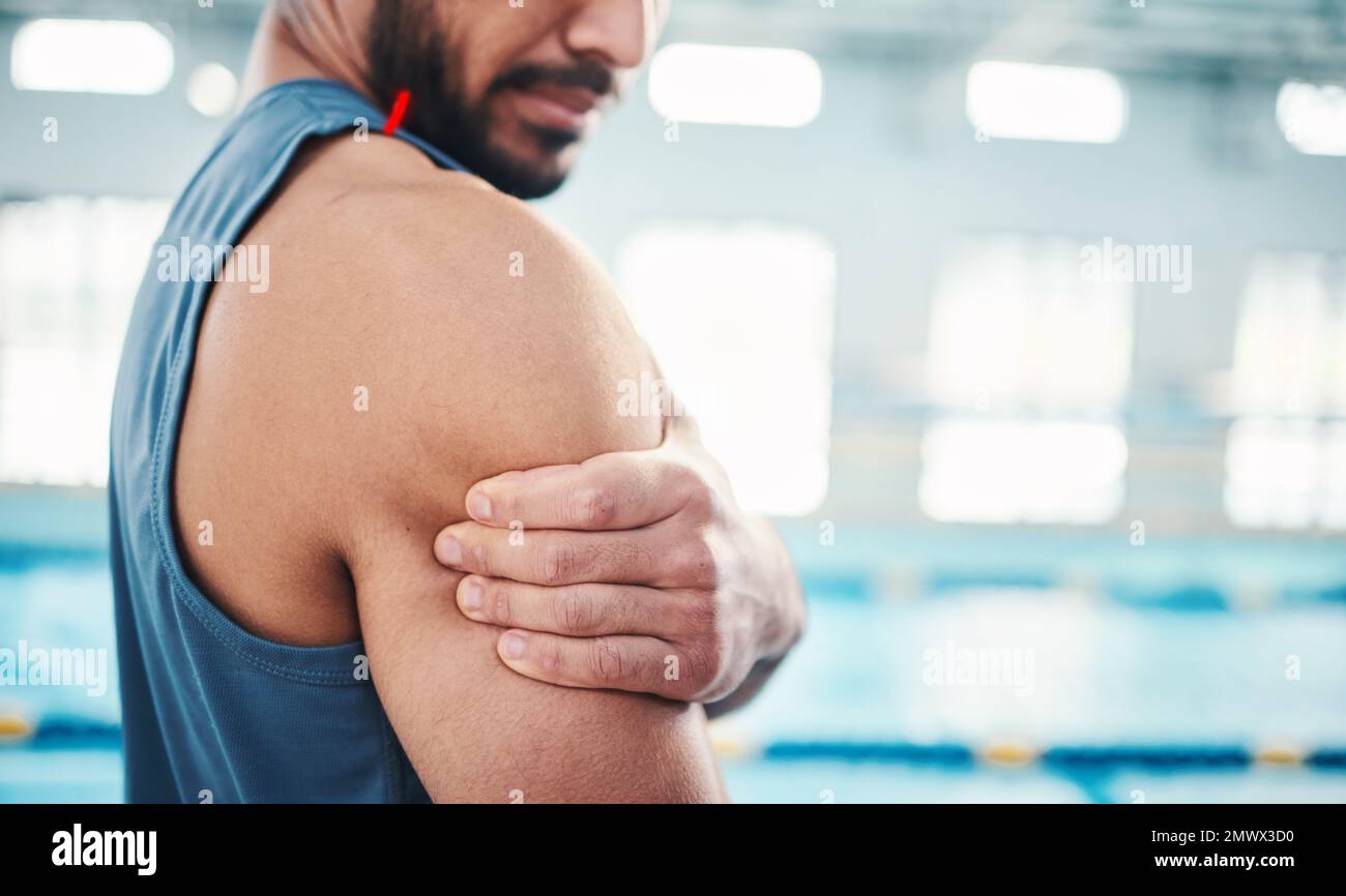 Douleurs au bras, sports et homme en piscine avec blessures, douleurs ...