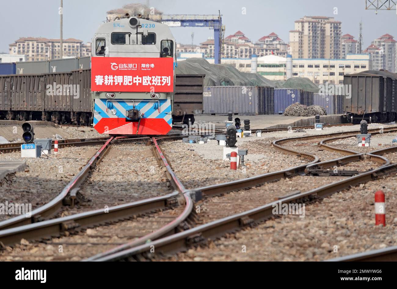YANTAI, CHINE - le 2 FÉVRIER 2023 - Un train de marchandises Chine ...