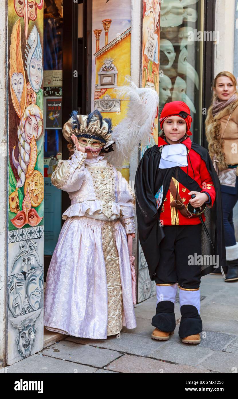 Venise, Italie - 18 février 2012 : image d'un couple déguisé d'enfants ...