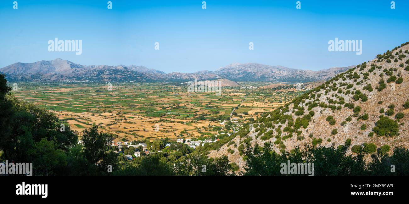 Vue panoramique sur le plateau de Lasithi depuis la grotte de Diktaion ...
