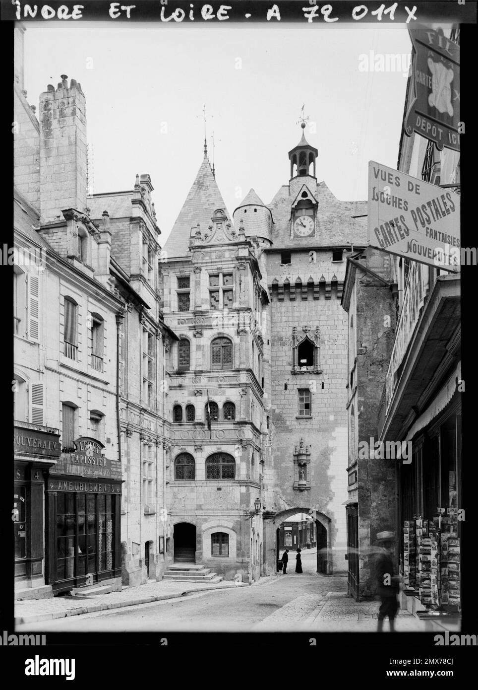 Loches, France la porte Picois et l'Hôtel de ville, vu de la place de l ...