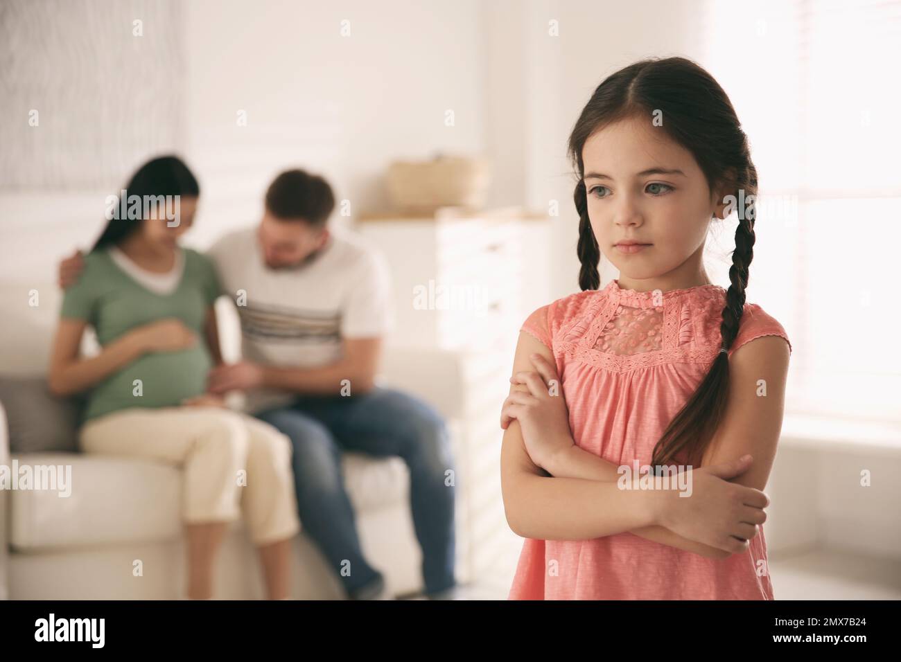 Une petite fille malheureuse et son père avec une mère enceinte à la maison. Se sentir jaloux ...