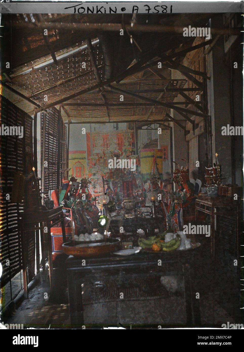 Tonkin, Indochine un autel préparé pour un sacrifice en l'honneur d'un ...