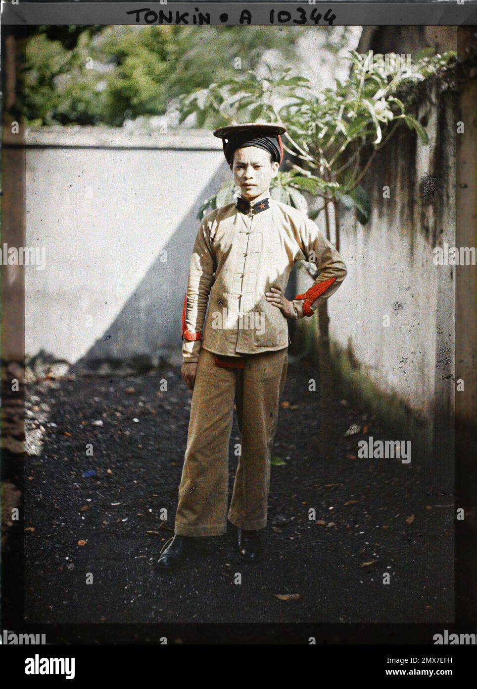 Hà-Nôi, Tonkin, Indochina Portrait au pied, debout dans une cour, d'un ...