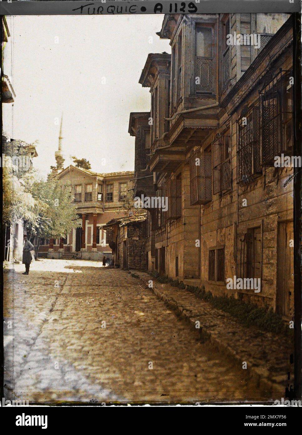 Constantinople (Istanbul actuelle), Turquie Une rue pavée d'Eyüp bordée de maisons en bois ...