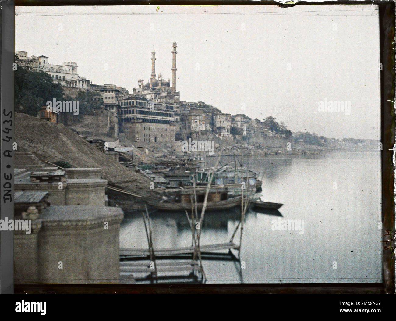 Benarès, Inde les Ghâts, grands escaliers en pierre sur la rive gauche ...