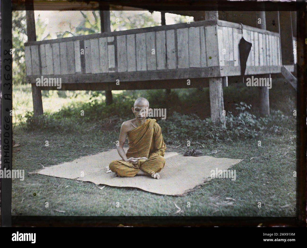 Angkor Vat (?), Cambodge, Indochine Une bonze assise dans la méditation ...