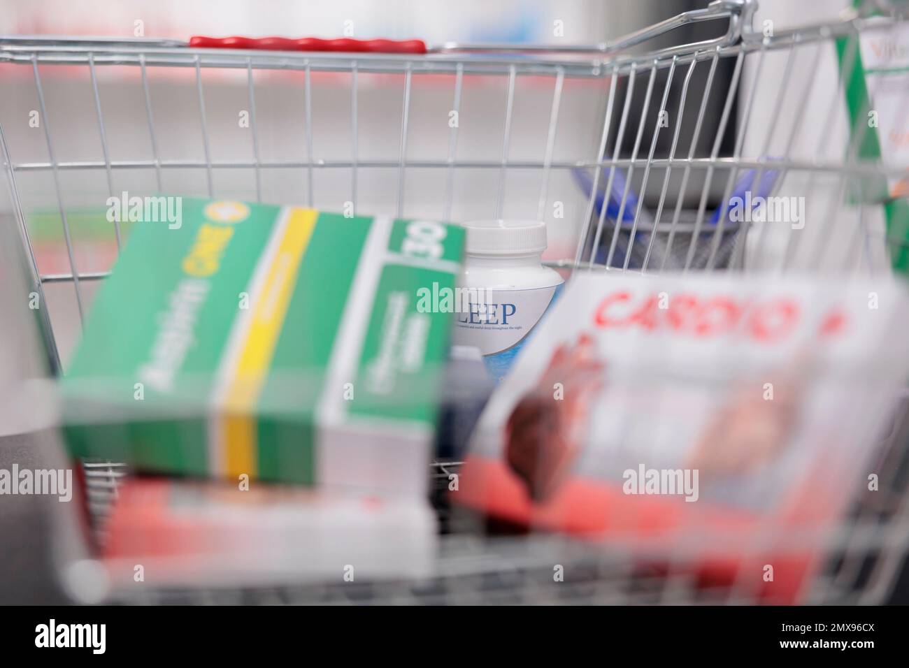 Stockez le panier rempli de médicaments et de produits médicaux sur le ...