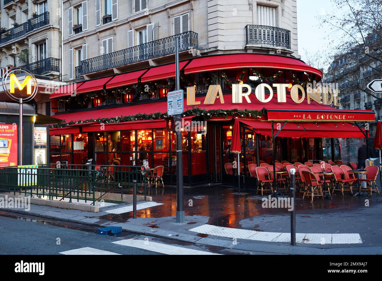 La Rotonde dans le quartier Montparnasse la nuit - l'un des cafés ...