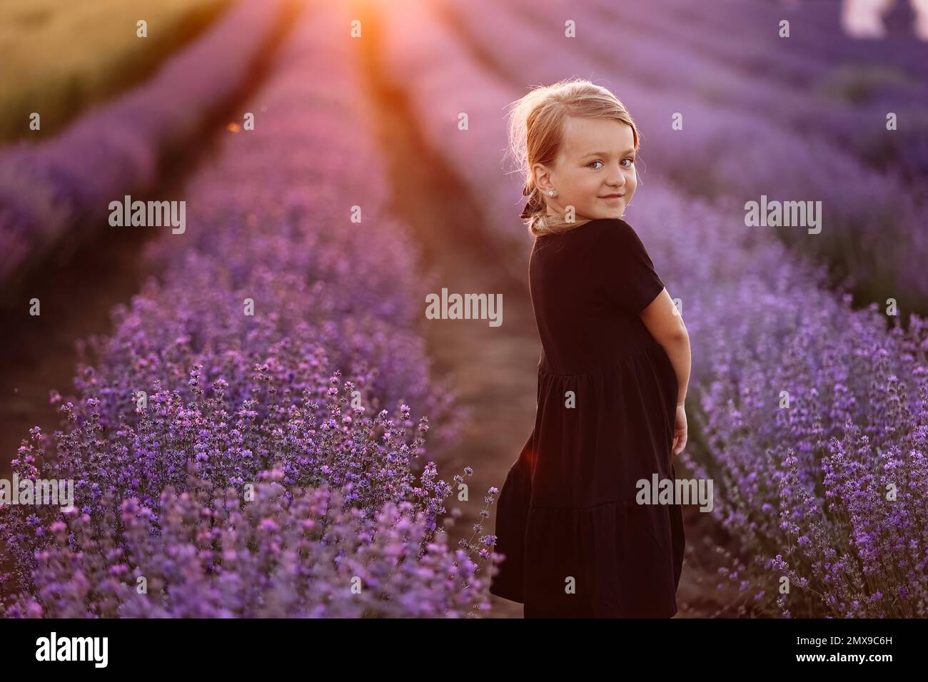 Portrait d'une jolie fille avec un bouquet de fleurs de lavande dans ... Portrait d'une jolie fille avec un bouquet de fleurs de lavande dans ...