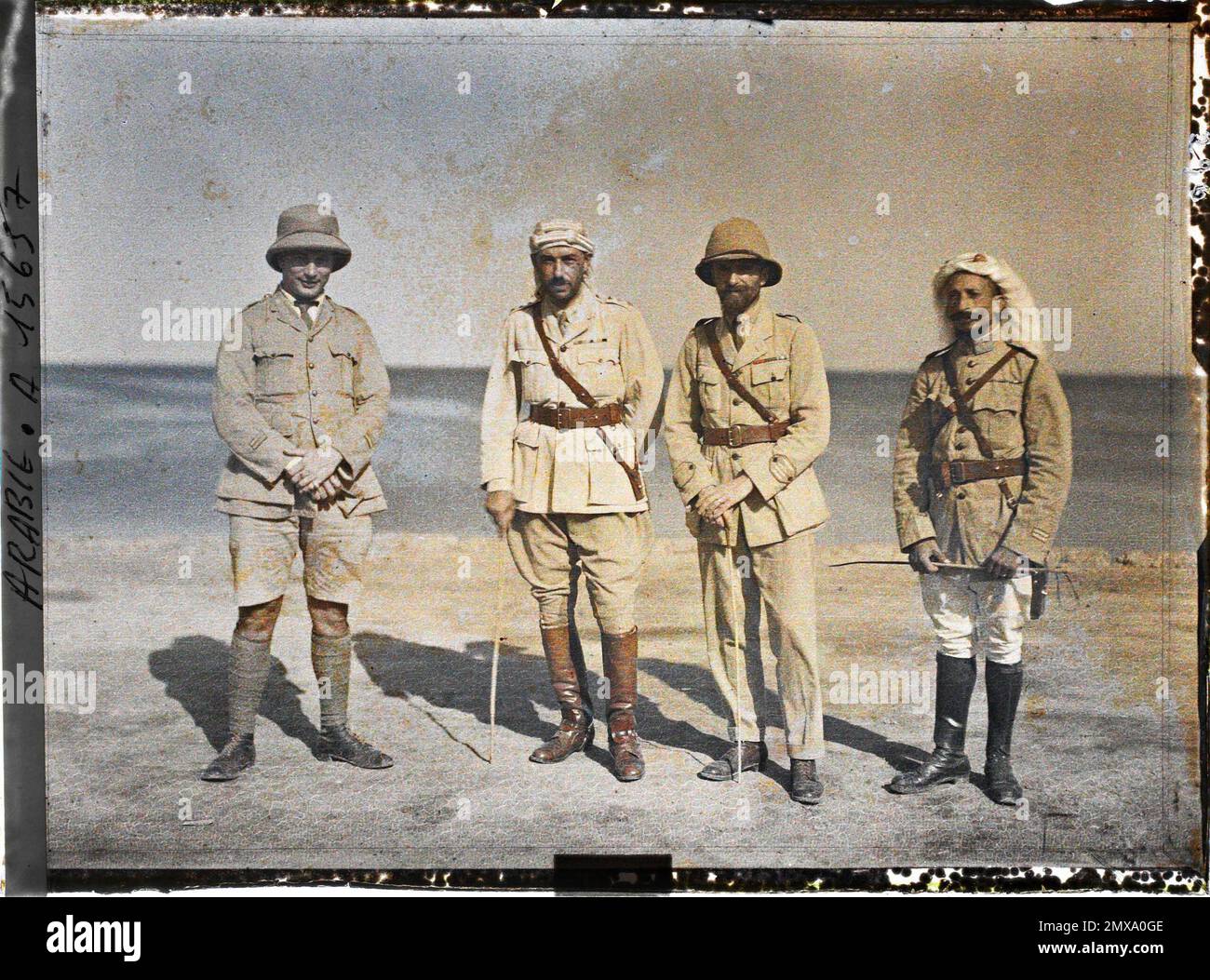 Yanbu, Arabie de gauche à droite : le lieutenant Couderc, officier ...
