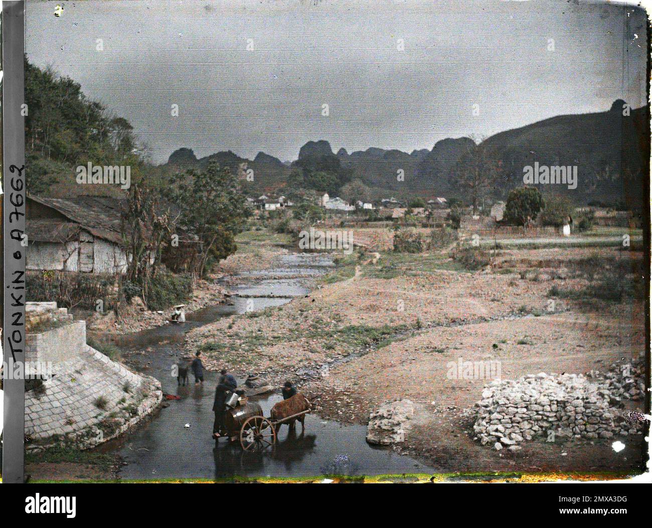 Dông-Dang, Tonkin, Indochine le village et la rivière, vu du pont, au ...