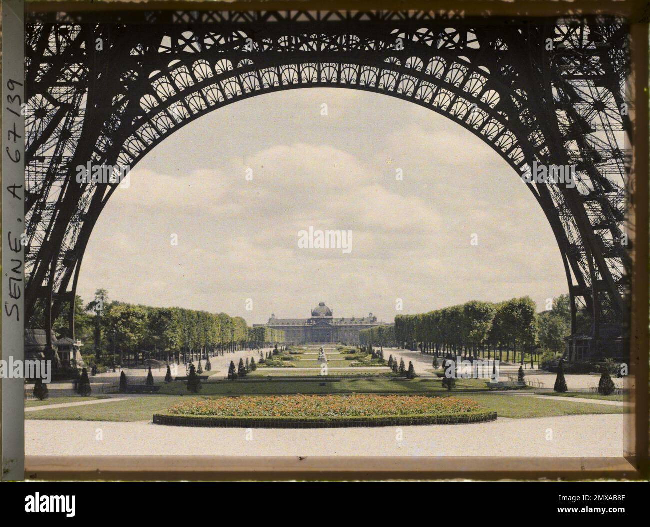 Paris (7th arr.), France les Jardins du champ-de-Mars et l'Ecole ...