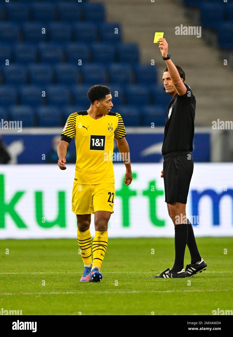 L'arbitre Deniz Aytekin montre Jude Bellingham BVB Borussia Dortmund ...