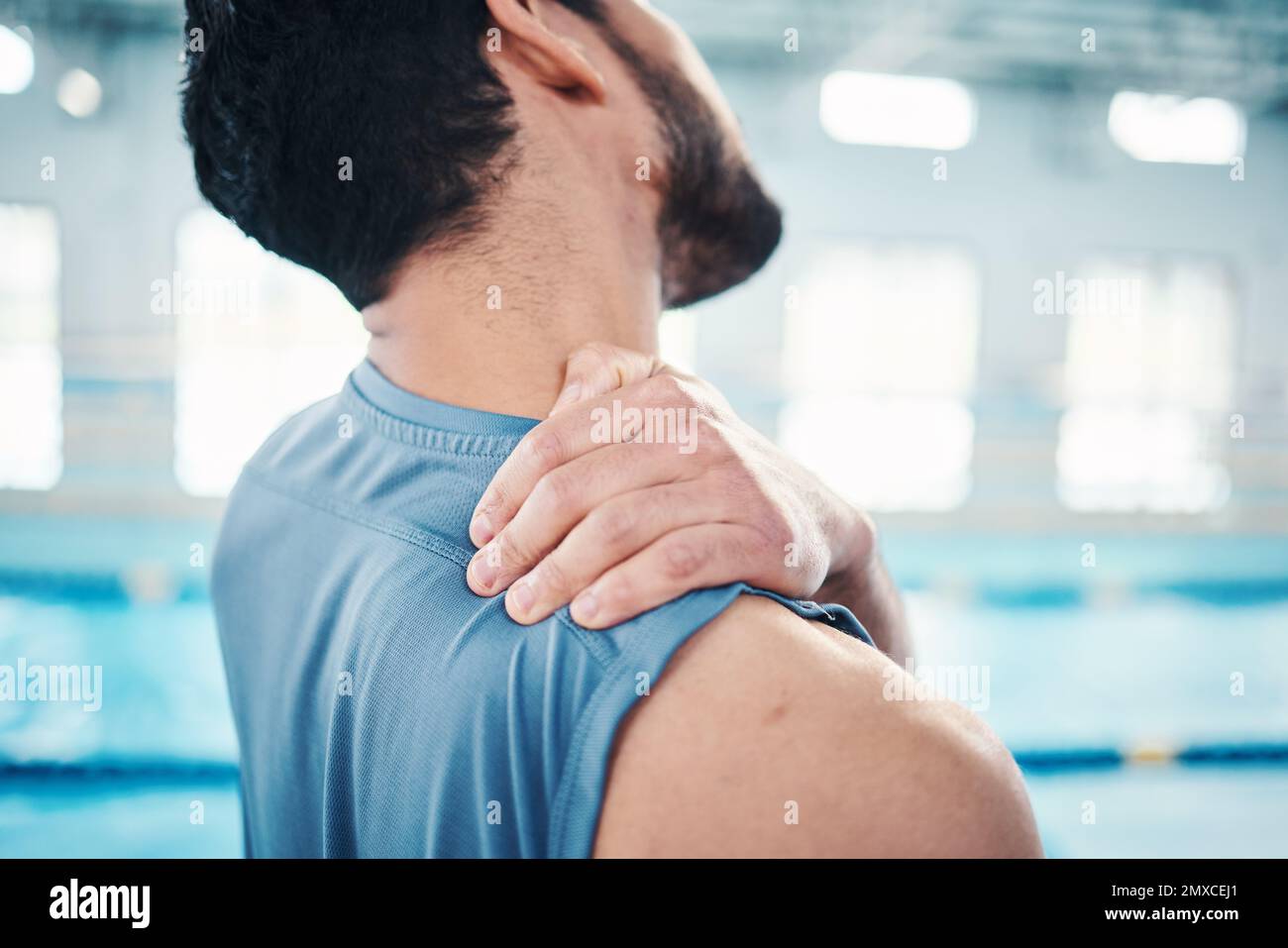 Sports, douleurs au dos et homme en piscine avec blessures, douleurs ...