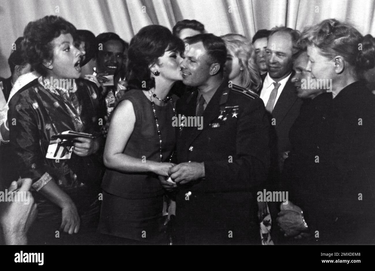 Yuri gagarin and gina lollobrigida Banque de photographies et d’images ...