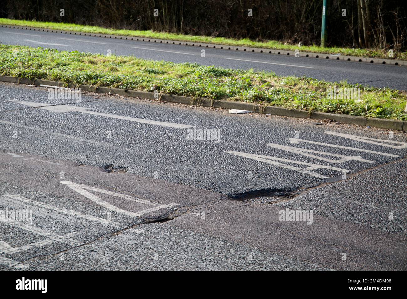 Pothole in road Banque de photographies et d’images à haute résolution ...