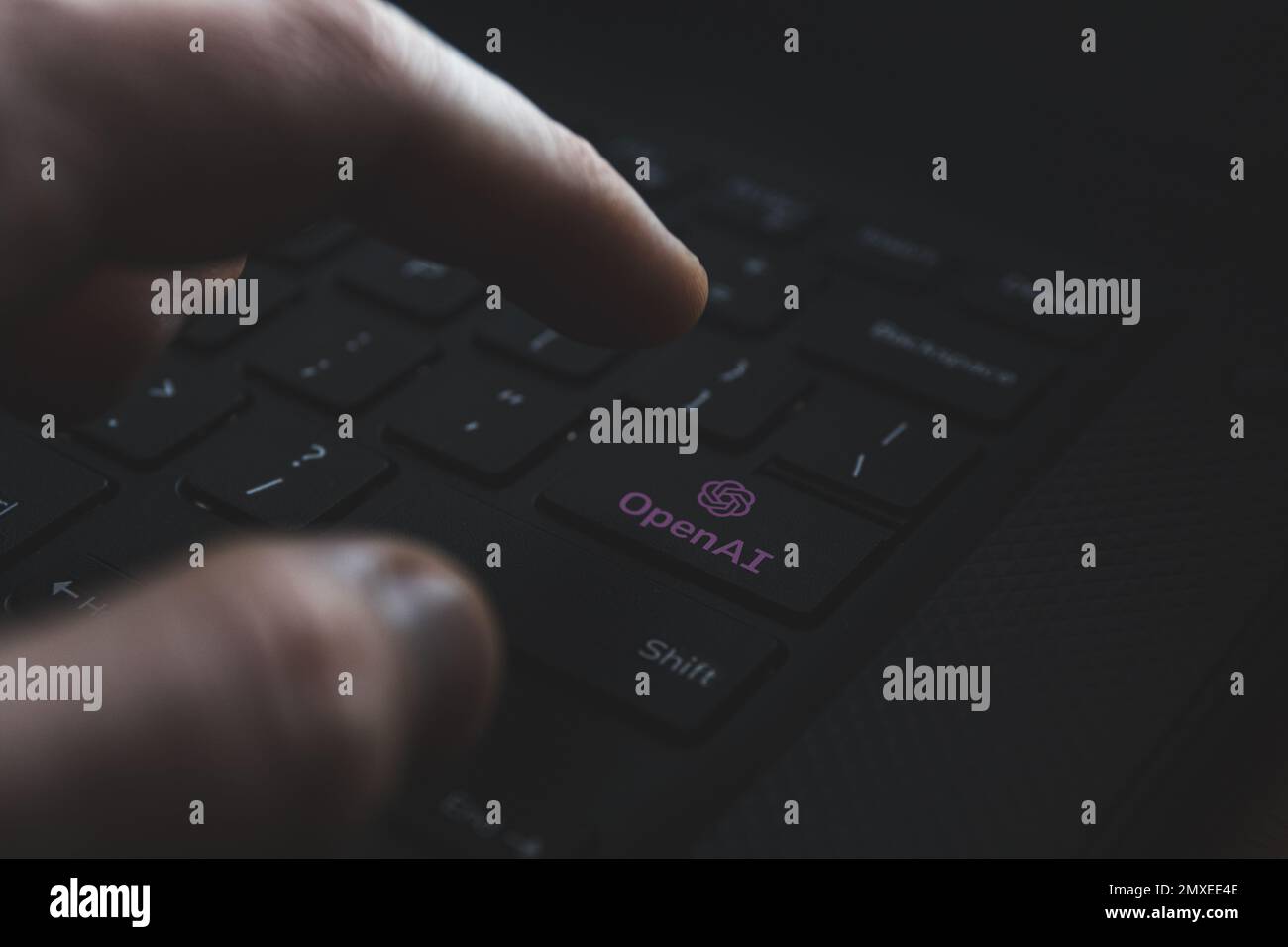 Logo OpenAI sur le clavier du PC. ChatGPT est un chatbot ai lancé par ... Logo OpenAI sur le clavier du PC. ChatGPT est un chatbot ai lancé par ...